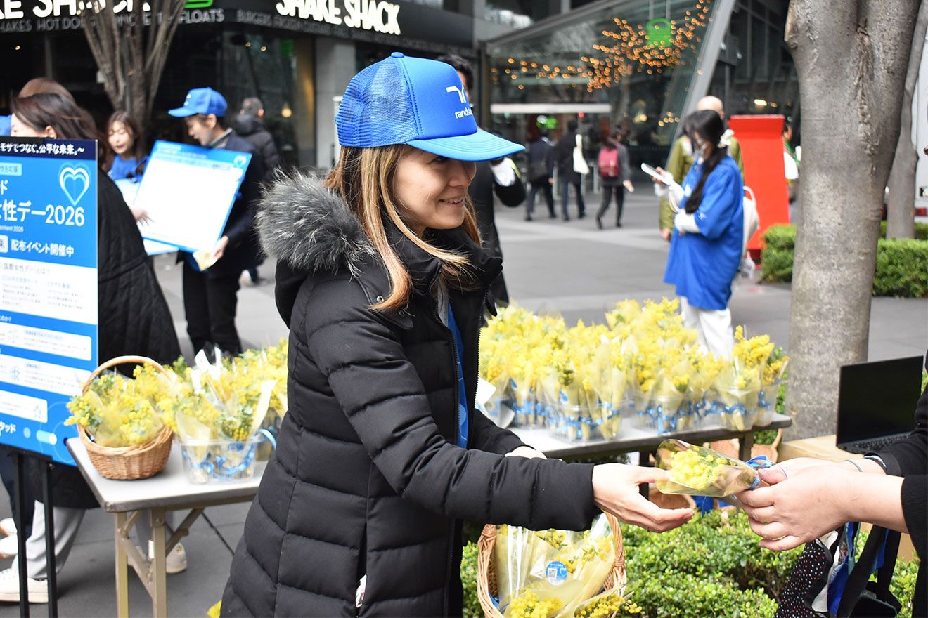 国際女性デーを前に街頭でミモザの花を配布 人材サービス企業、「公平な未来」アピール：朝日新聞SDGs ACTION!